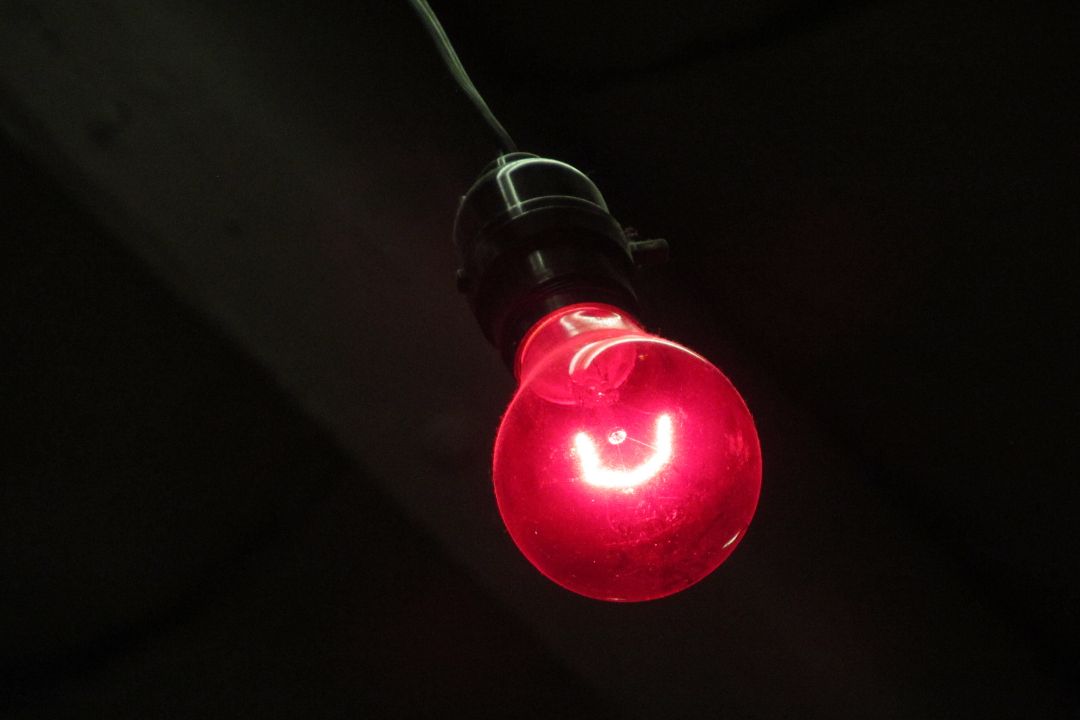Luz roja para dormir y sus beneficios: ¿Funciona? [2025]